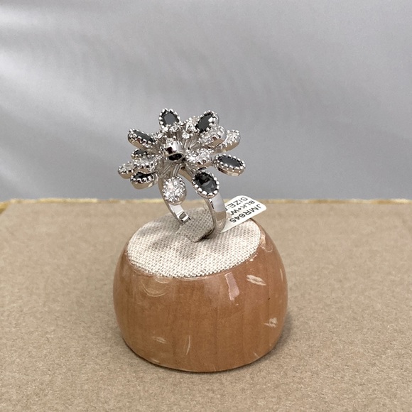 Kimi Elizabeth | Jewelry | Gorgeous Black And White Czs Flower Ring ...
